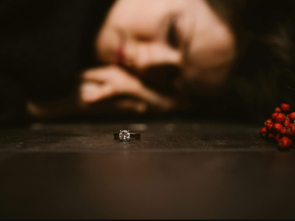 Who Keeps the Engagement Ring After a Breakup? Laws & etiquette – Livia ...